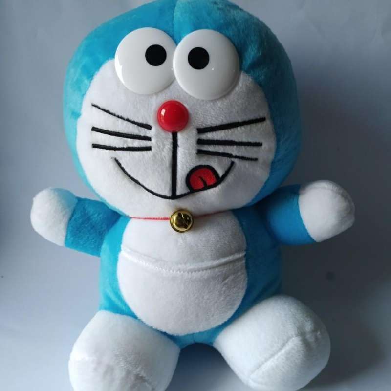 boneka doraemon sedang