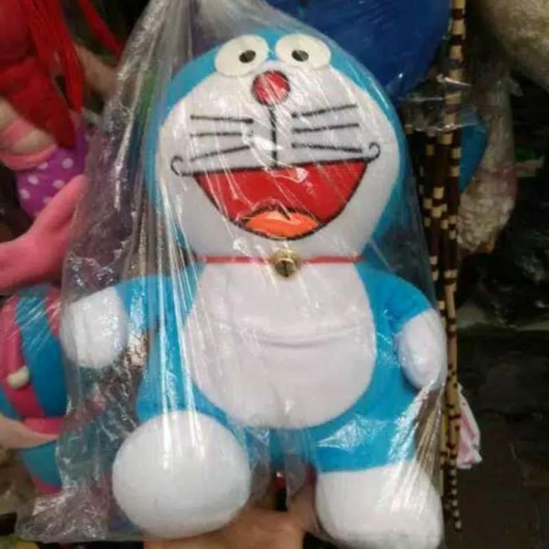 boneka doraemon sedang