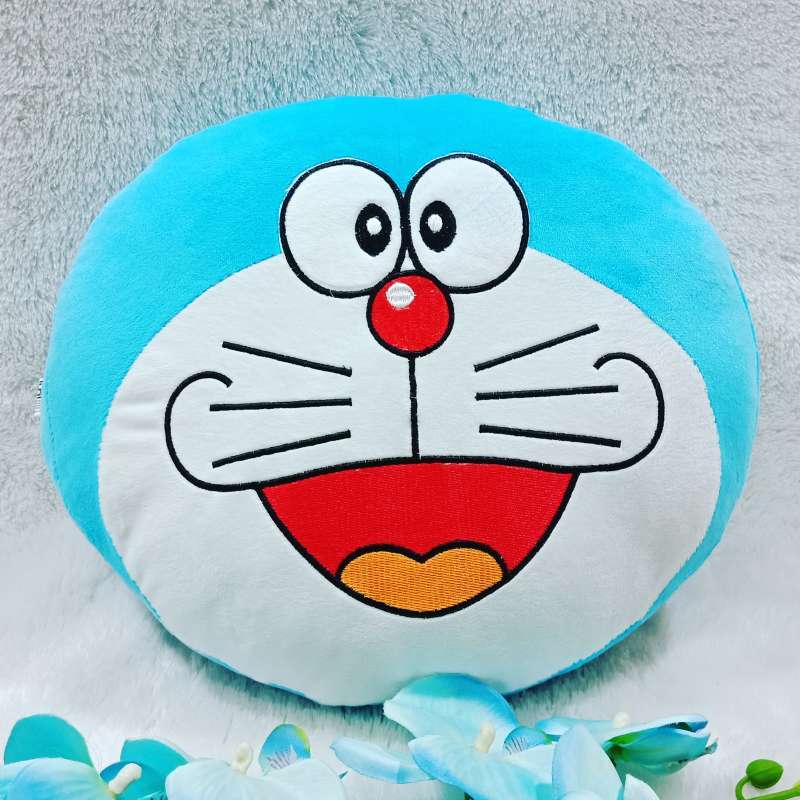 boneka doraemon sedang