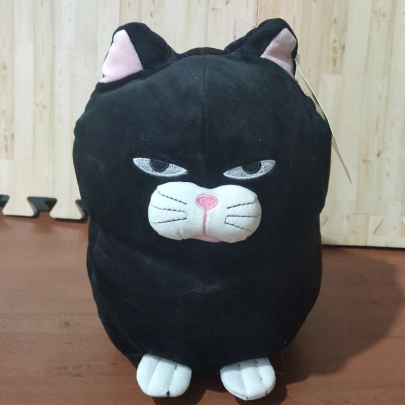 boneka kucing hitam