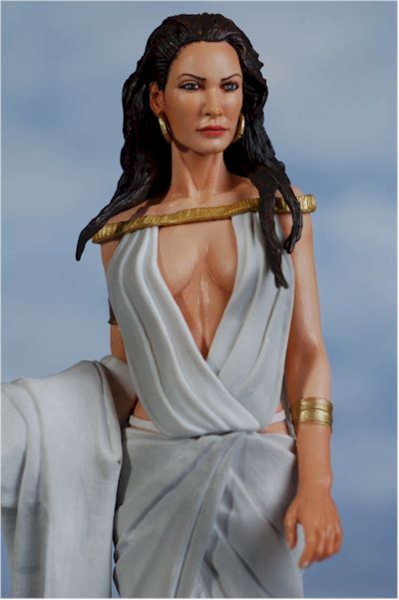 queen gorgo statue