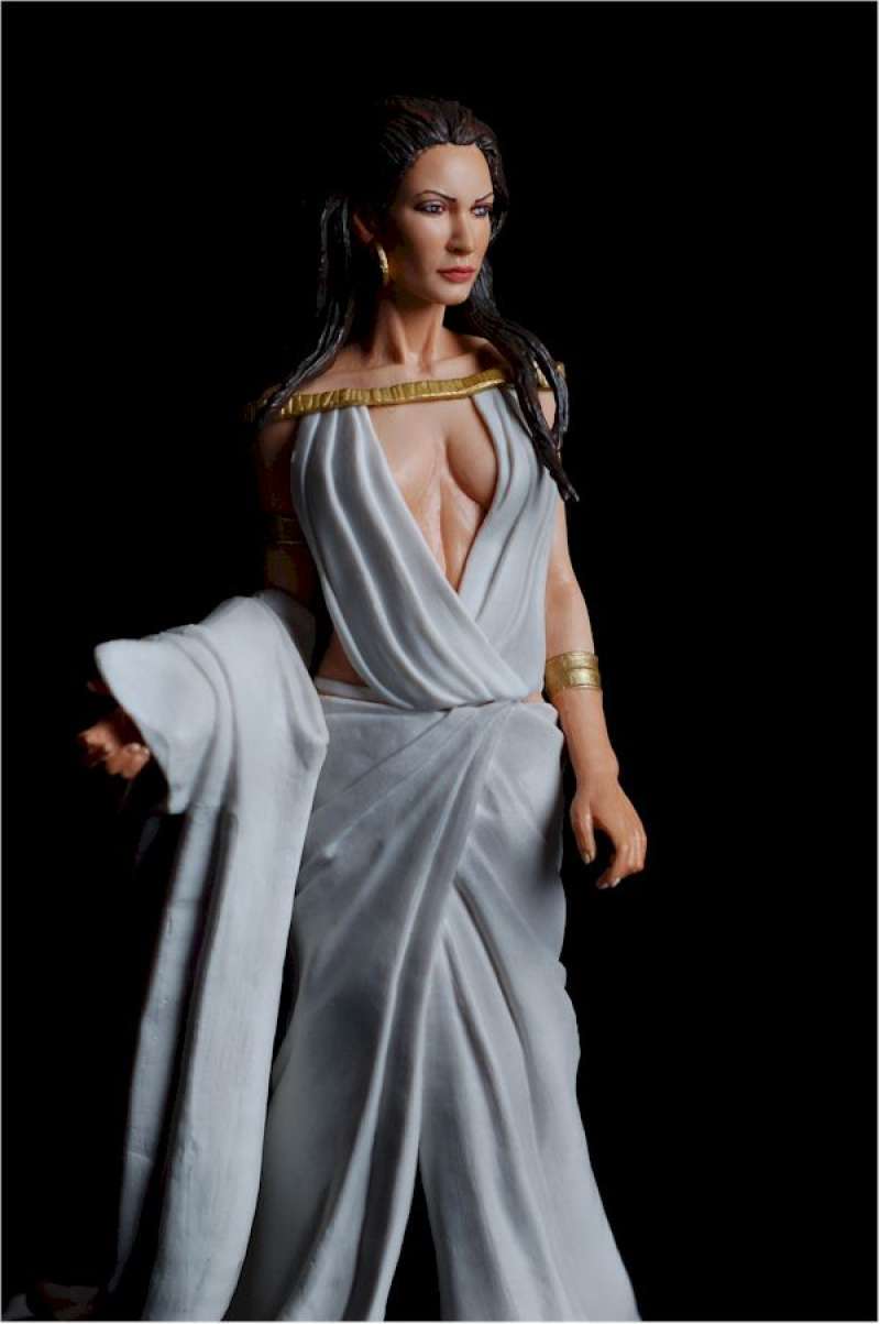 queen gorgo statue