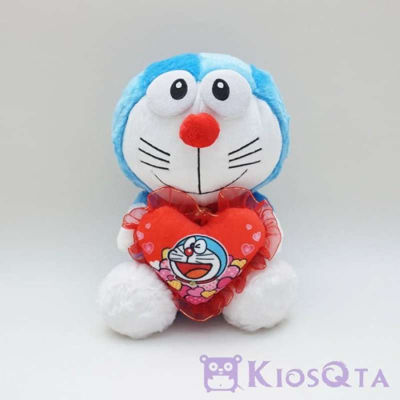 boneka doraemon sedang