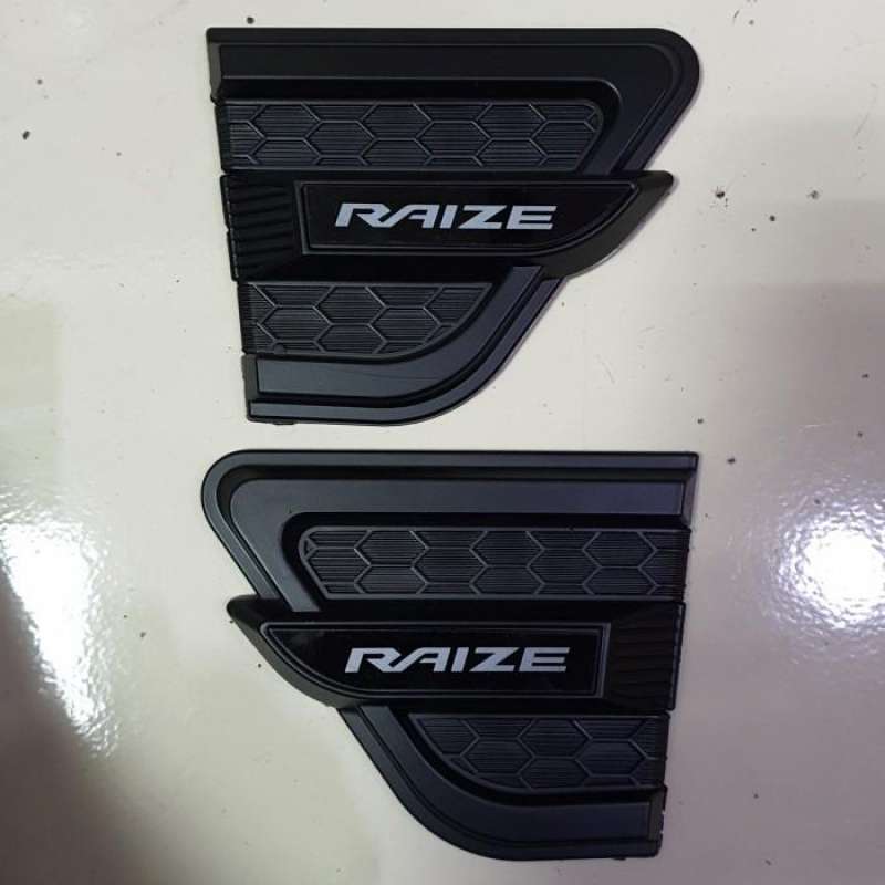 Jual Emblem Side Ventilator Hitam Doff Toyota Raize. Di Seller Jiushop ...