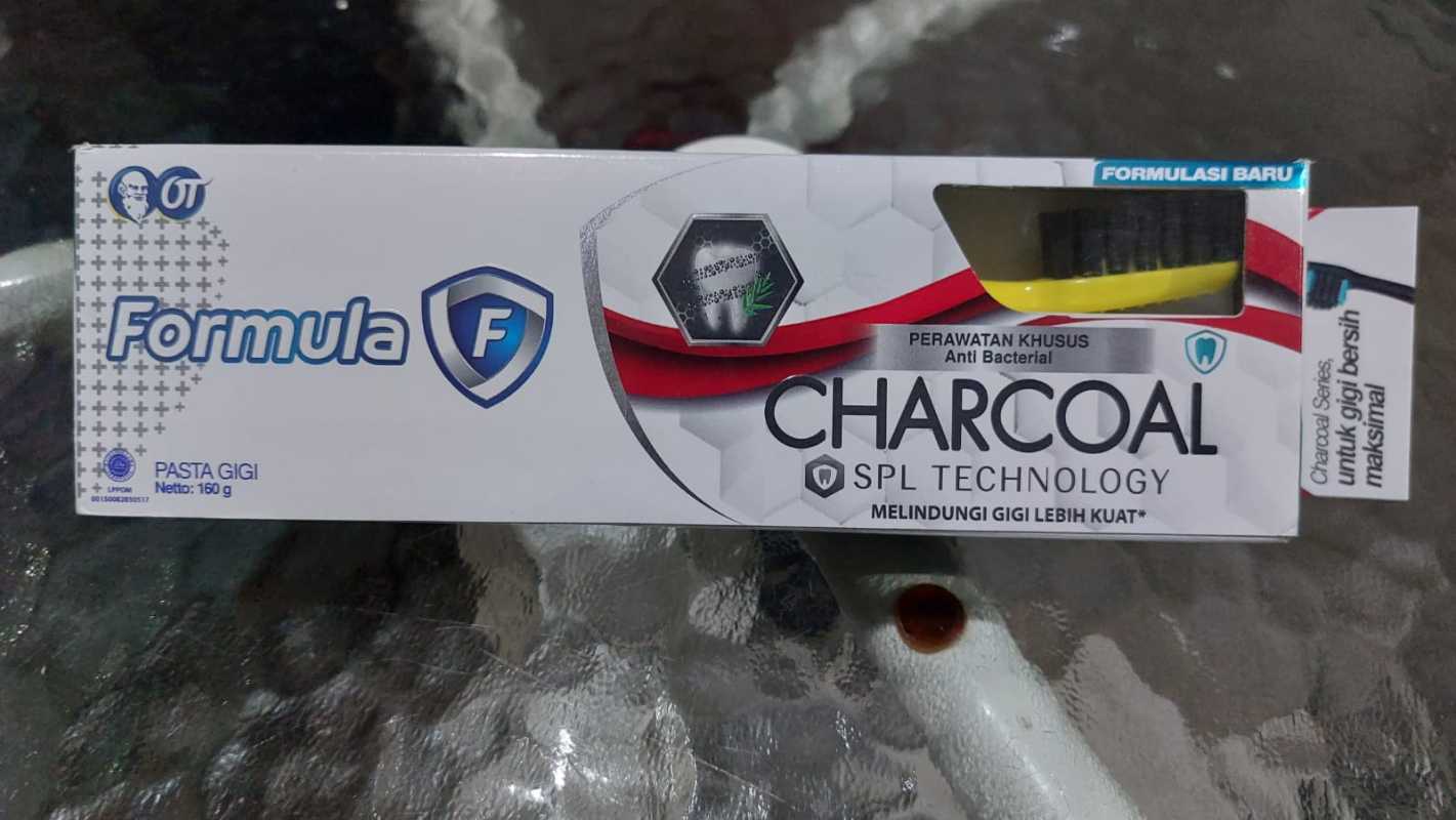 Promo Formula Pasta Gigi Charcoal 160g + Sikat Gigi Diskon 50% Di ...