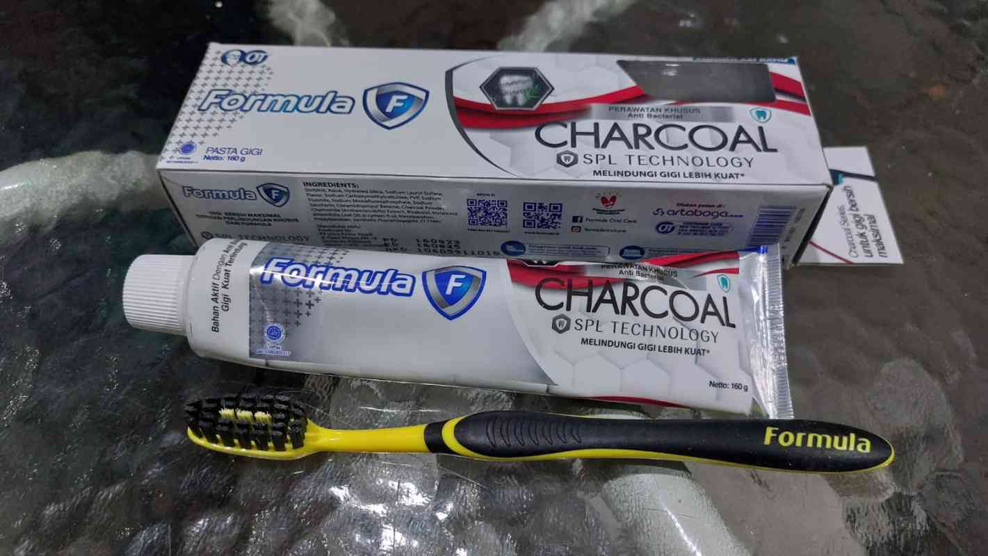 Promo Formula Pasta Gigi Charcoal 160g + Sikat Gigi Diskon 50% Di ...