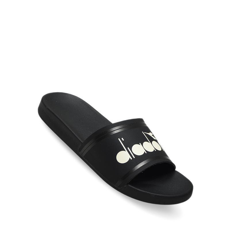 Yuk, Cari Tahu Sandal yang Cocok untuk Kaki Lebar - Blibli Friends