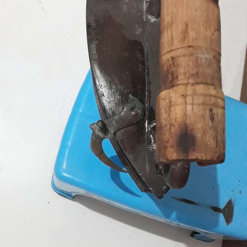Jual Seterika Setrika Antik Jadul Jaman Dulu Tua Arang Besi Kuningan ...