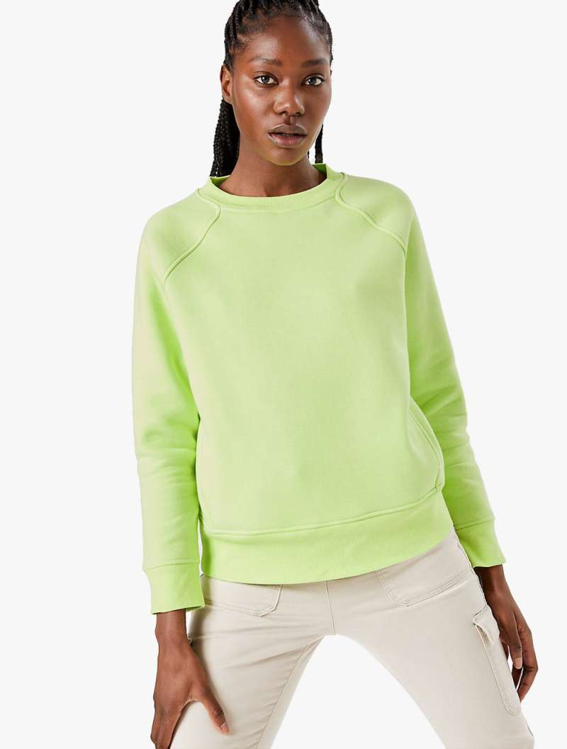 10 Pilihan Outfit Musim Hujan untuk Tampil Stylish - Blibli Friends