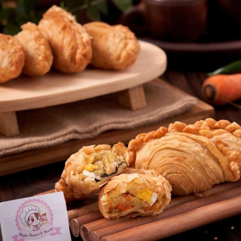 Jual PASTEL PUFF CRISPY JUMBO (2pcs) di Seller Kayla Dessert Snack ...