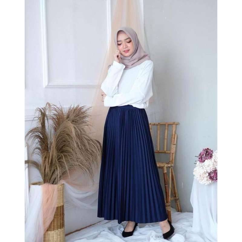 11 Outfit Hijab Rok Plisket, Wajib Banget Dicoba! - Blibli Friends