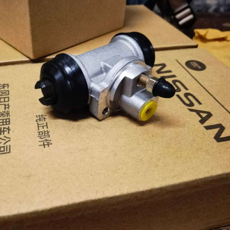 Jual Jual Wheel Cylinder Navara D40 Master Rem Brake Oem Nissan 44100 ...