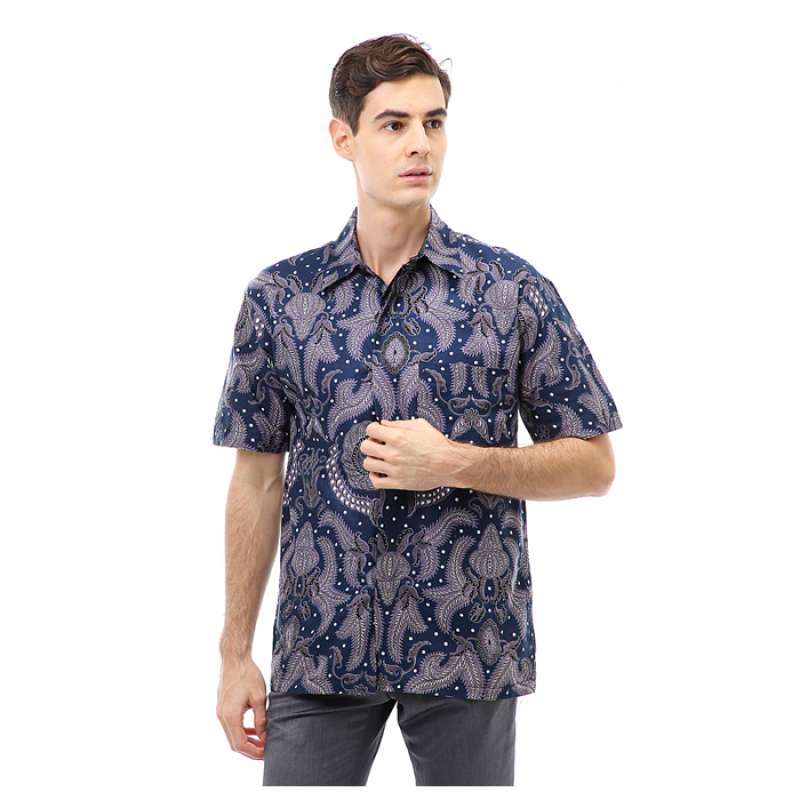Tampil Percaya Diri dengan 15 Rekomendasi Baju Kantor Pria Terbaik! (2023)