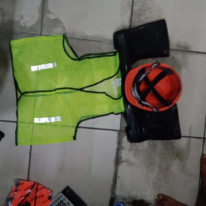 Promo Satu Sett Helm Proyek Rompi Jaring Sepatu Boots Free Sarung ...