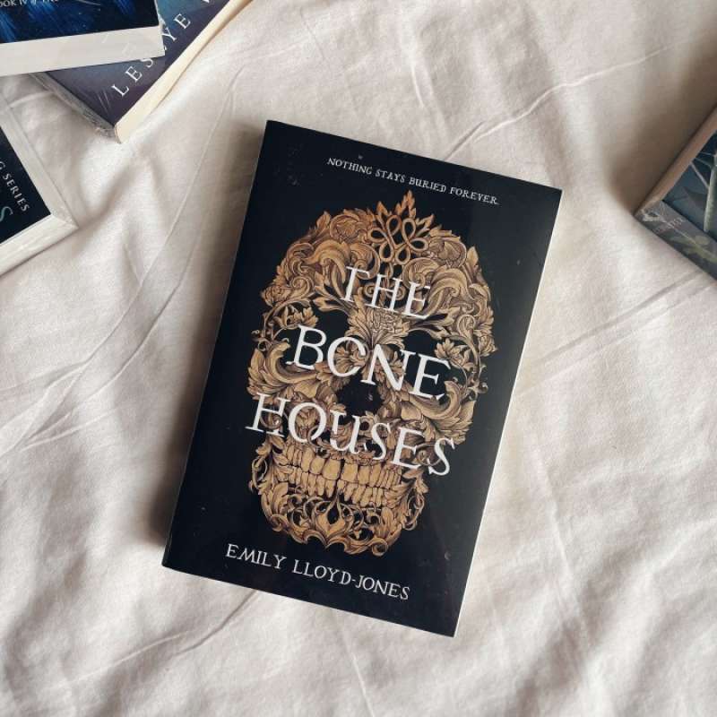 Promo THE BONE HOUSES BY EMILY LLOYD JONES Diskon 23% di Seller Bane ...