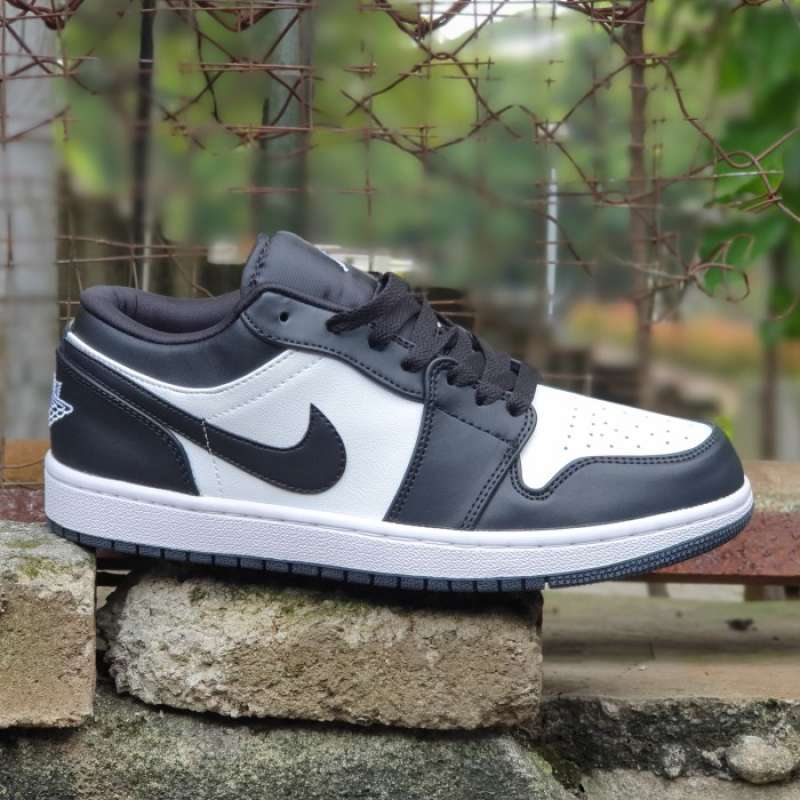 Jual Sepatu Nike Air Jordan 1 Low Black White Buat Cowok di Seller ...