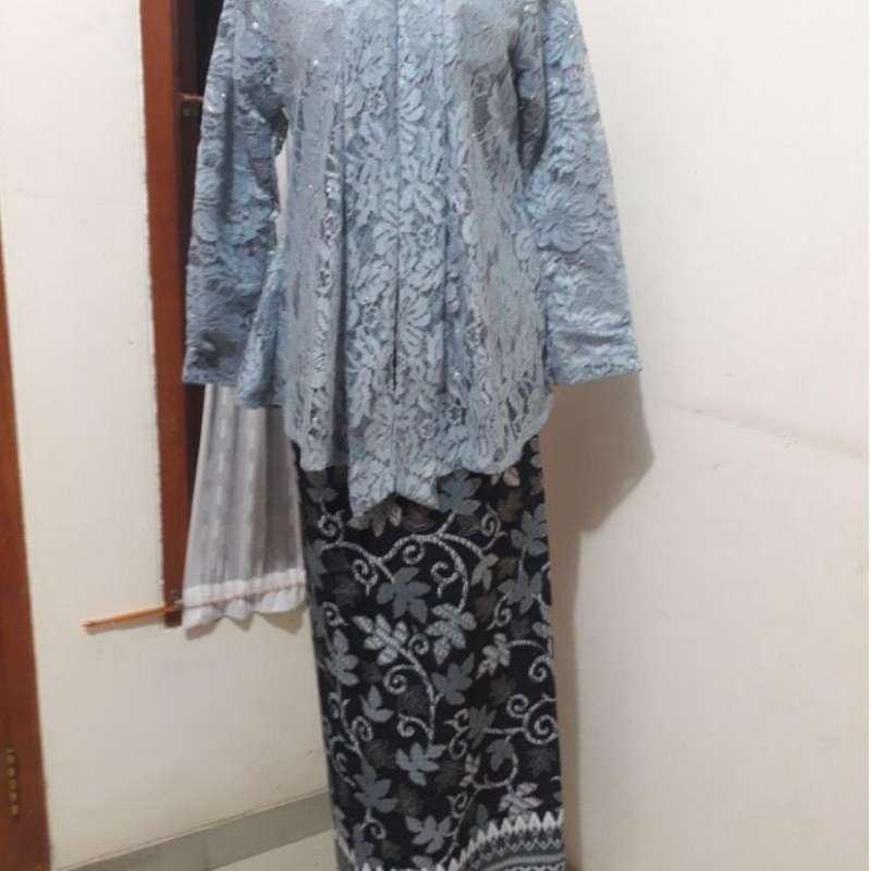 Jual Setelan Kebaya Modern Kutu Baru Floy Brokat Grey Dan Warna Lainnya / Kebaya Wisuda Set Rok ...
