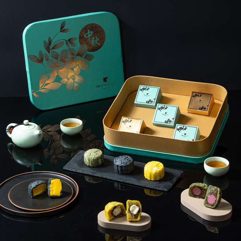 Jual JW Marriott Surabaya Mooncake - Premium Tosca Moon Box di Seller ...