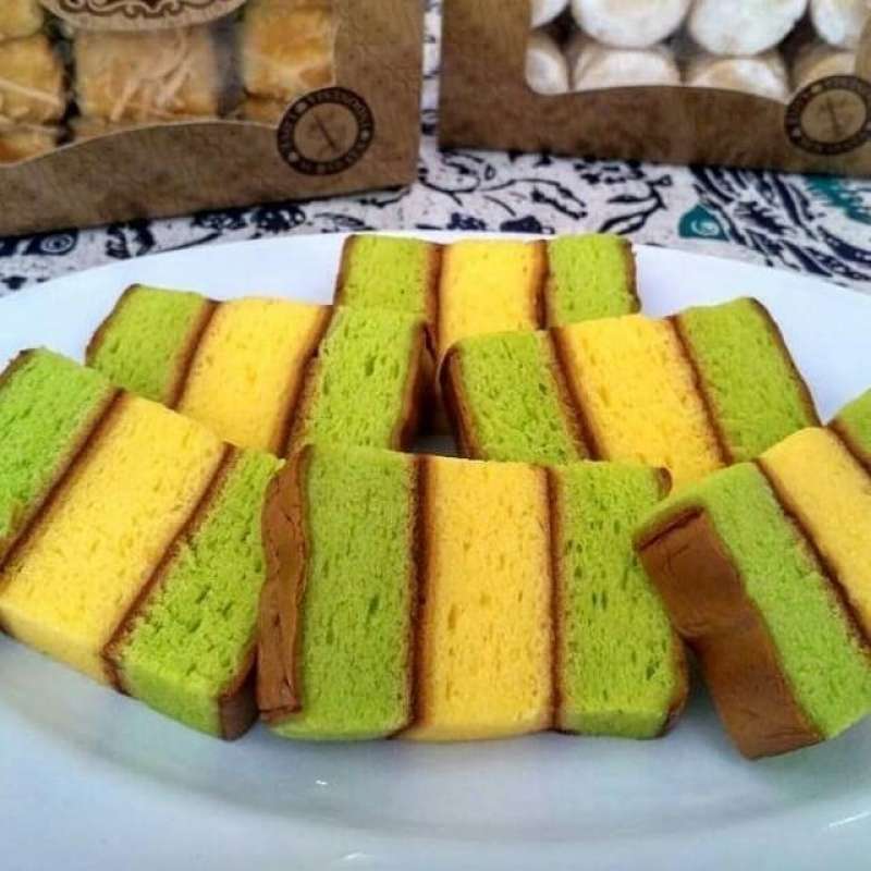 Jual Livana Spikoe Pandan Kue Lapis Oleh-oleh Khas Surabaya 22x6 Cm ...