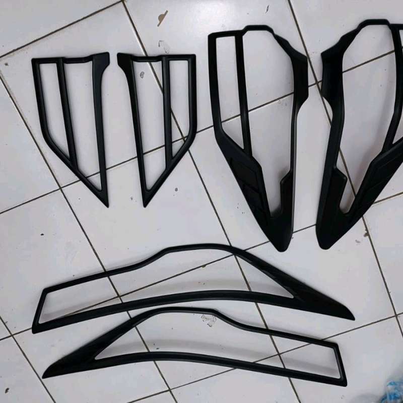 Jual Paket garnish depan belakang innova zenix 2023 hitam chrome di ...