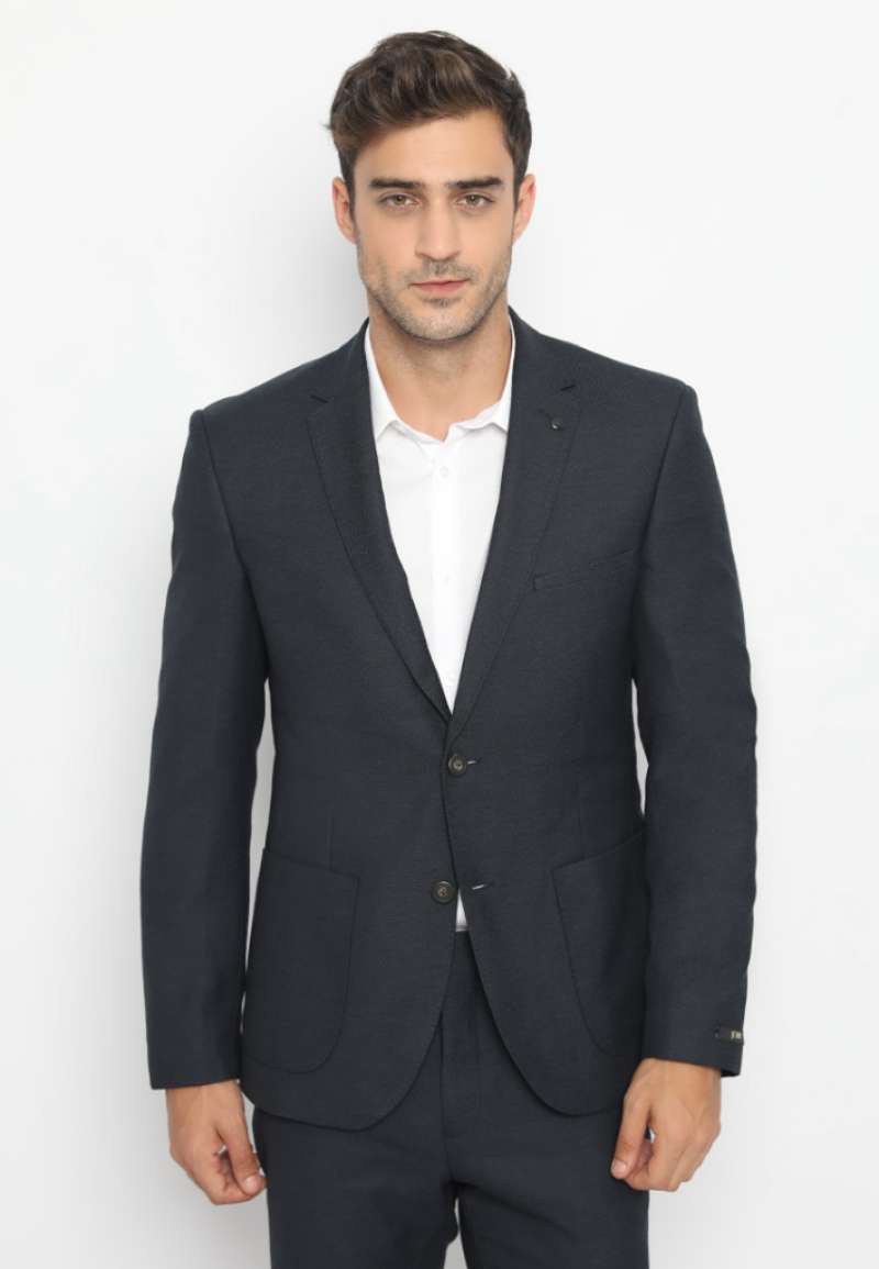 Rekomendasi Model Jas Pria yang Adem, Apa Saja Ya? - Blibli Friends