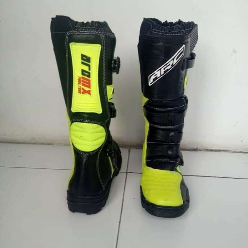 Jual sepatu cross kulit asli new model warna stabilo hitam di Seller ...