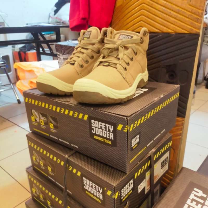 Jual Sepatu Safety Jogger Desert Cream Original / Safety Shoes ...