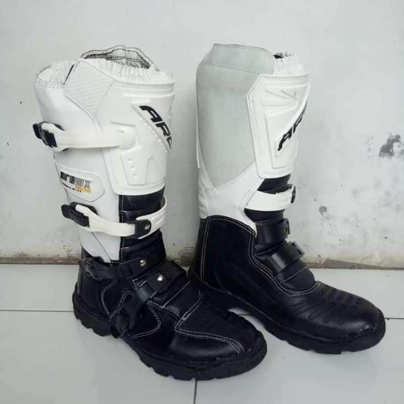 Jual sepatu cross kulit asli new model warna hitam putih di Seller ...