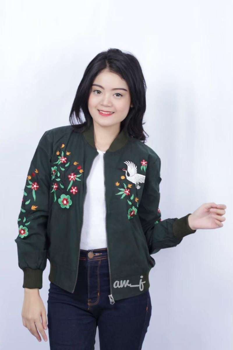 Ketahui Sejarah Jaket Bomber dan Inspirasi OOTD untuk Pria dan Wanita ...