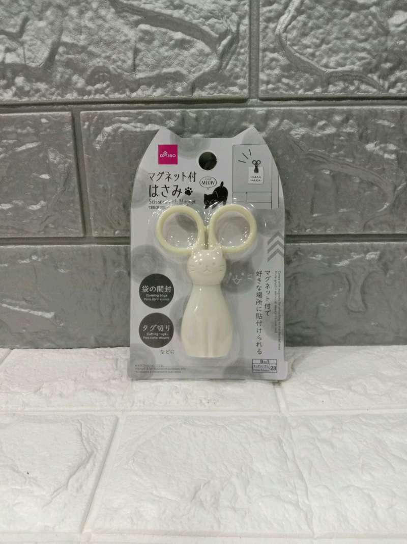 Jual daiso scissors with magnet gunting kecil & magnet kulkas white di ...