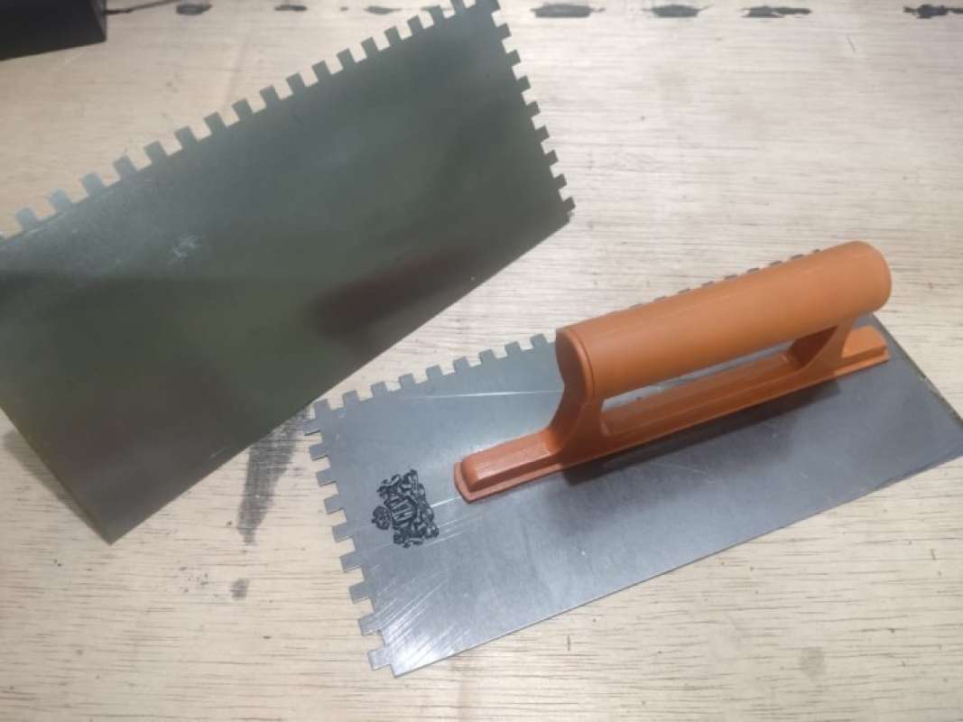 Jual LASKAM BESI GERIGI PLASTER TROWEL / ROSKAM / RASKAM LASKAM Gagang ...