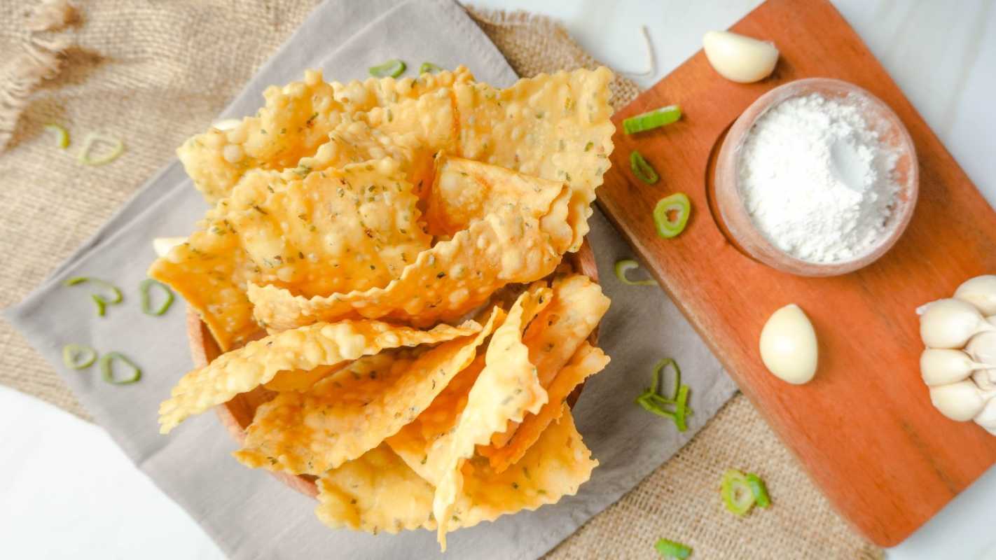 Jual KERIPIK Bawang Kerupuk Pangsit 300 GR Cemilan Gurih - Kemasan Box ...
