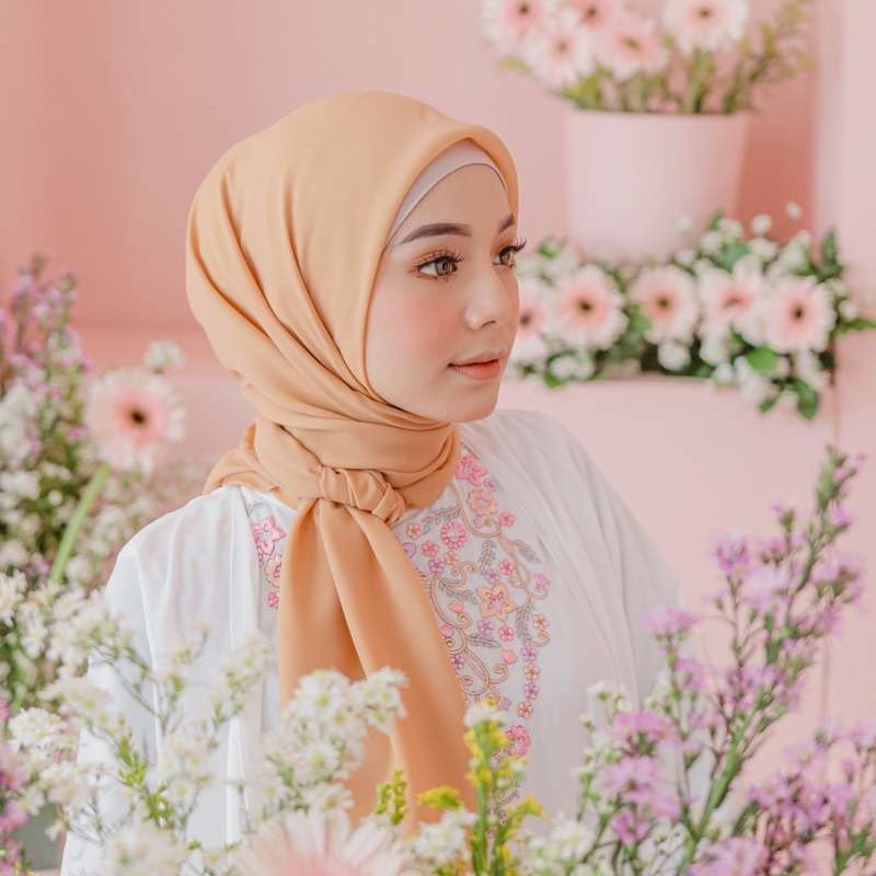 Cara Hijab Segi Empat Untuk Pesta, Pasti Cakep! - Blibli Friends