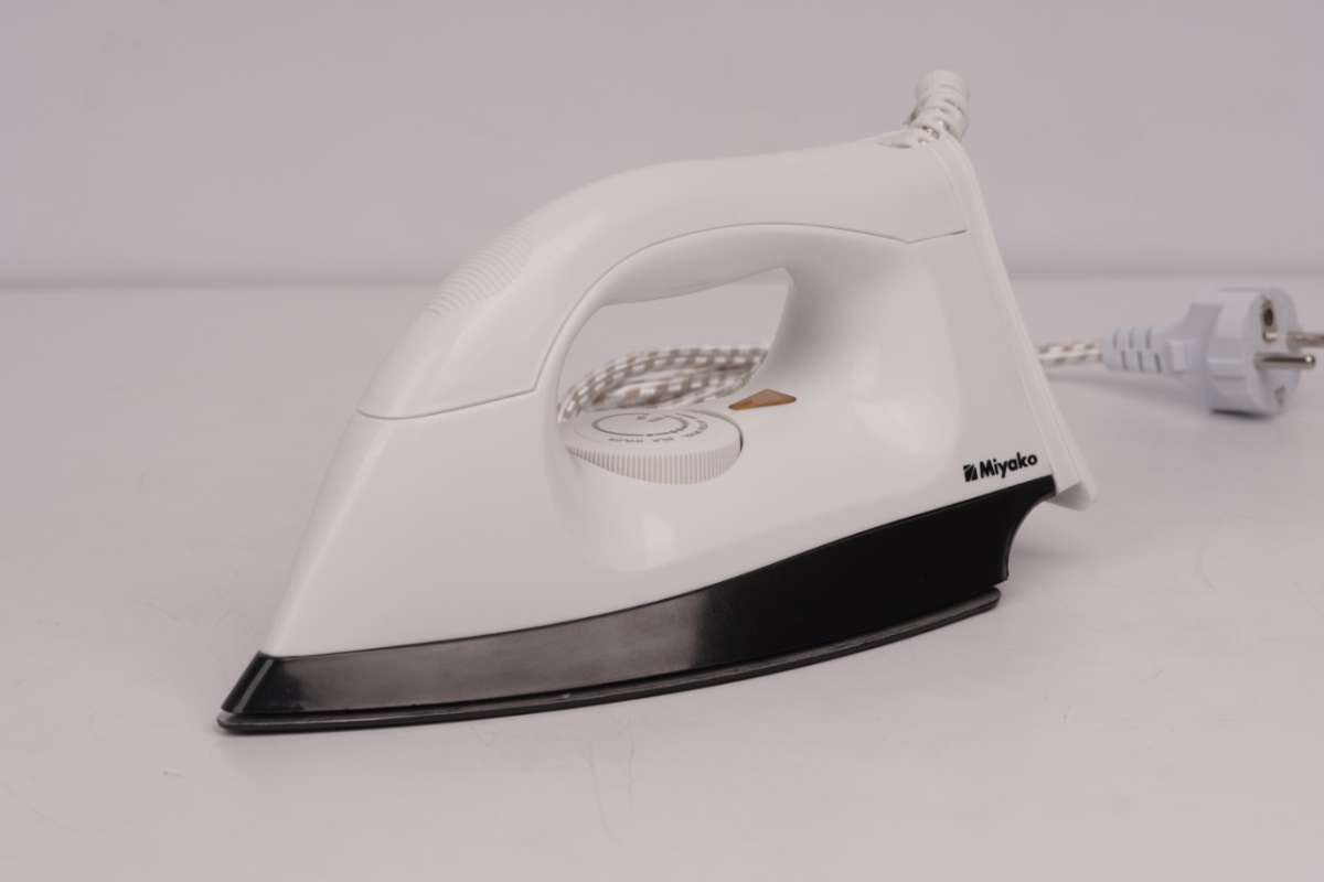 Cara Membersihkan Setrika yang Gosong Supaya Tampilannya Makin Cantik ...