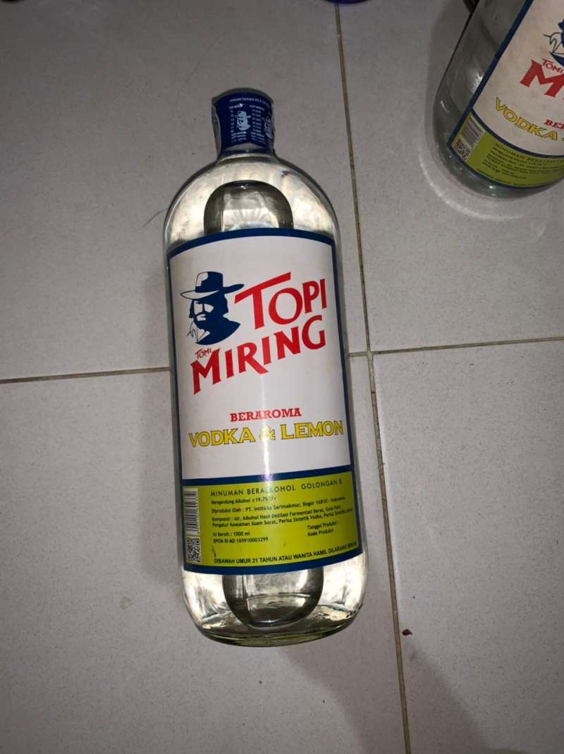 Jual Topi Koboi Minuman Topi Miring Jenever Vodka & Lemon 1000 Ml Di ...