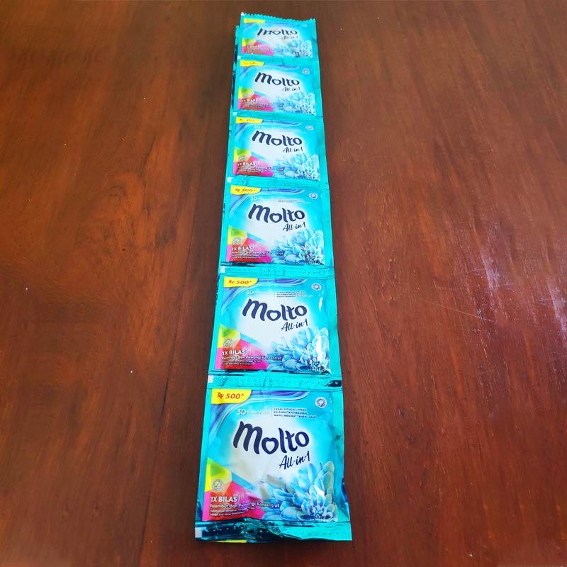 Jual MOLTO ALL IN 1 BIRU Pewangi Pakaian 11 ml [1 Renteng / 12 Sachet ...