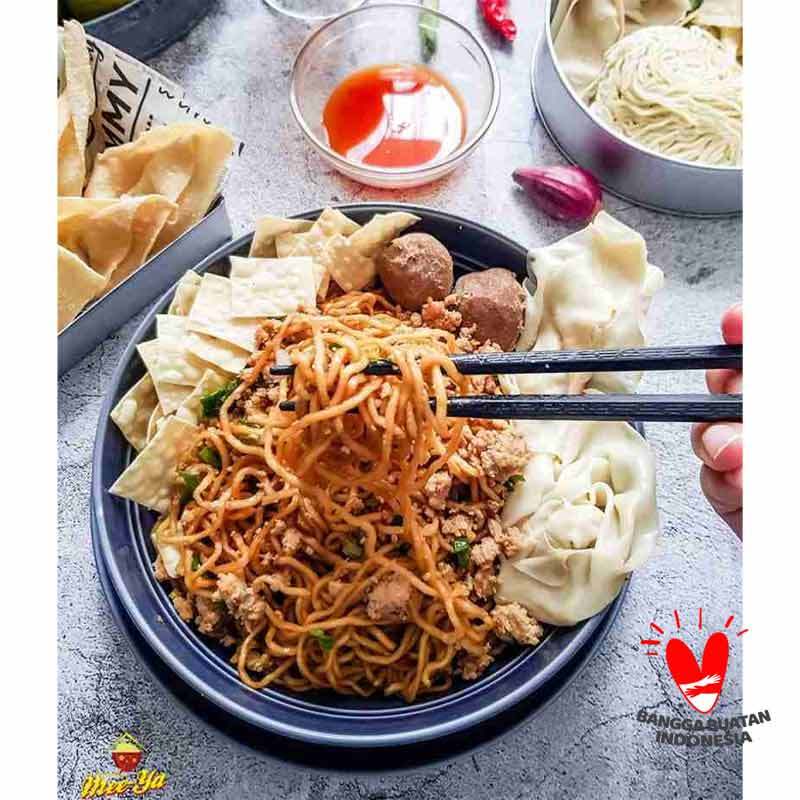 Jual MeeYa Mie Yamin Ayam Asin / Manis Bakso & Pangsit Rebus Frozen di ...