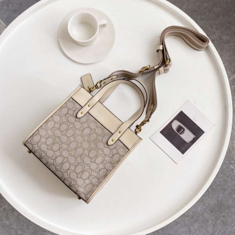 Promo Coach Tas Wanita Field Tote 22 In Signature Jacquard - Stone ...