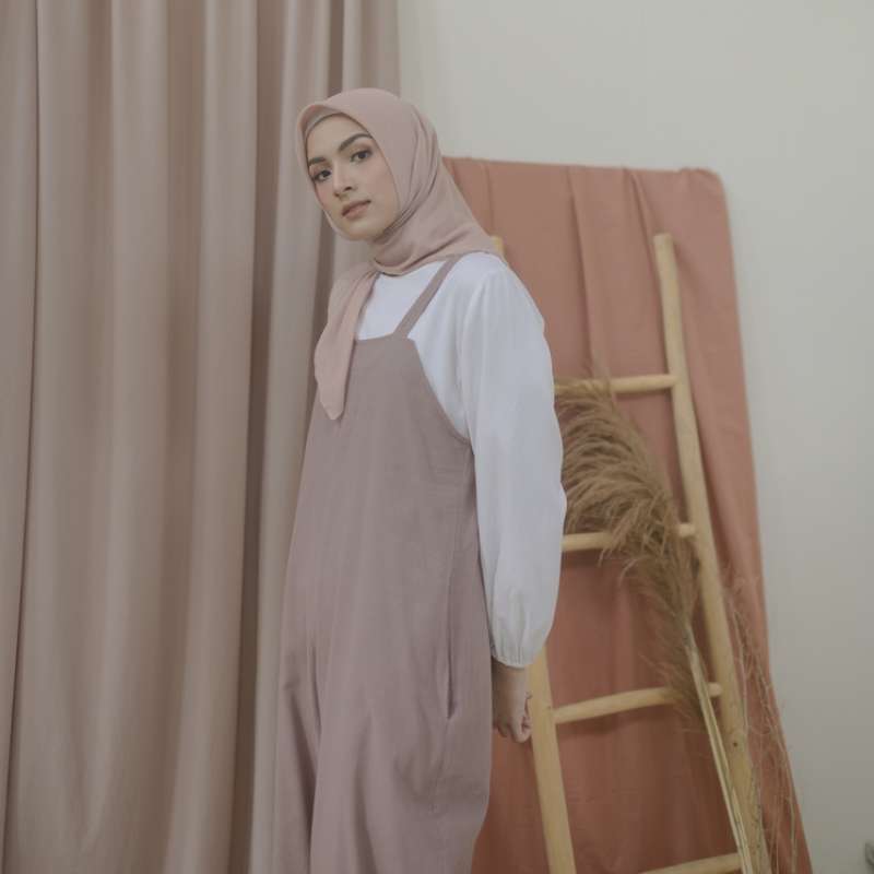 15 Merek Jumpsuit Desain Kekinian Bikin Kamu Jadi Perhatian Orang-Orang! - Blibli Friends