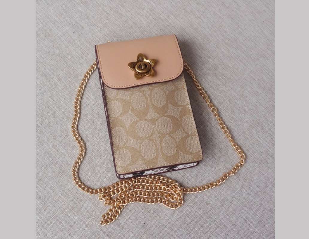 Promo COACH Phone Crossbody Bag In Signature Chalk Diskon 9% di Seller ...