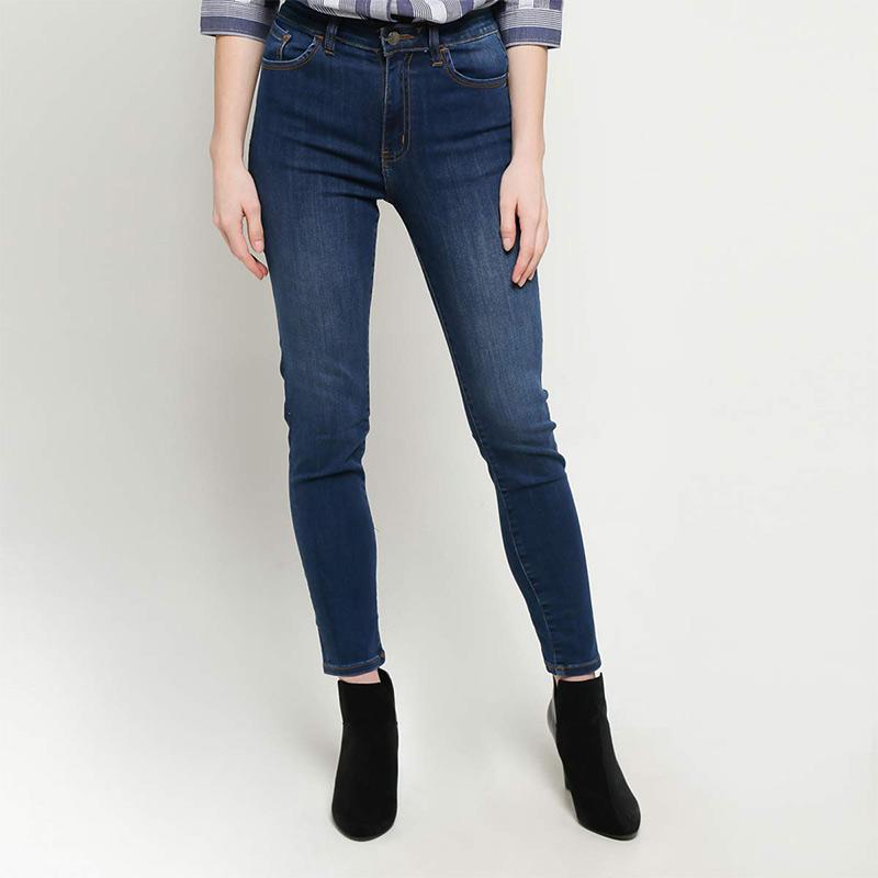 Rekomendasi Fashion Baju Putih Celana Jeans - Blibli Friends