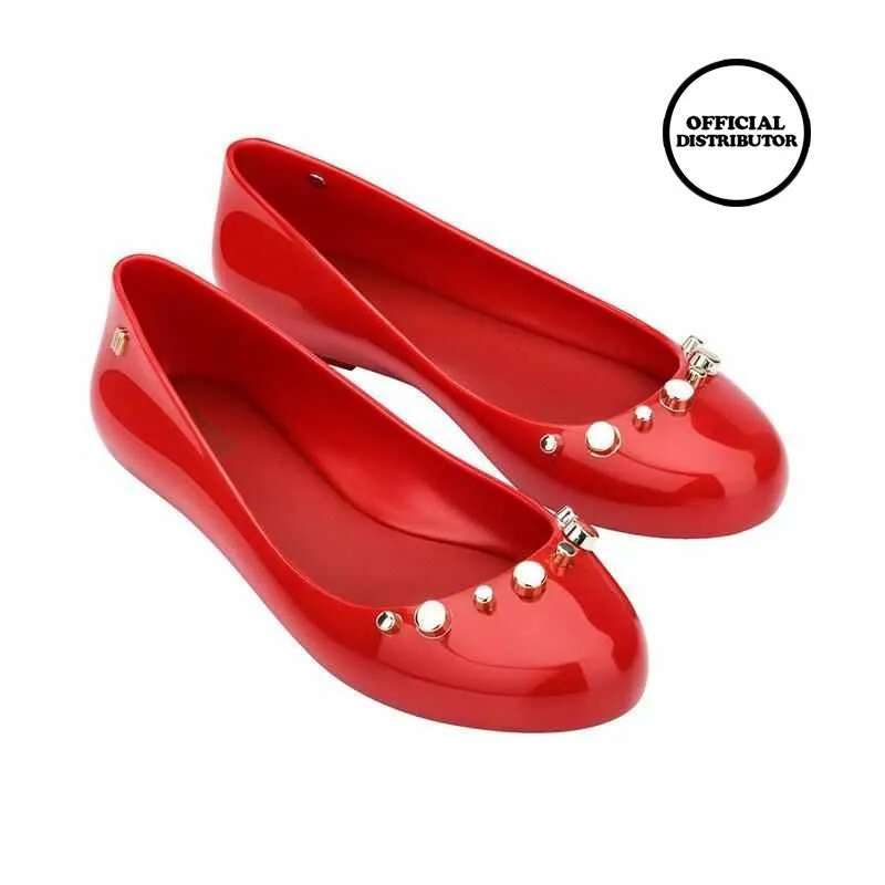 Outfit Sepatu Merah yang Bikin Penampilan Makin Stunning - Blibli Friends