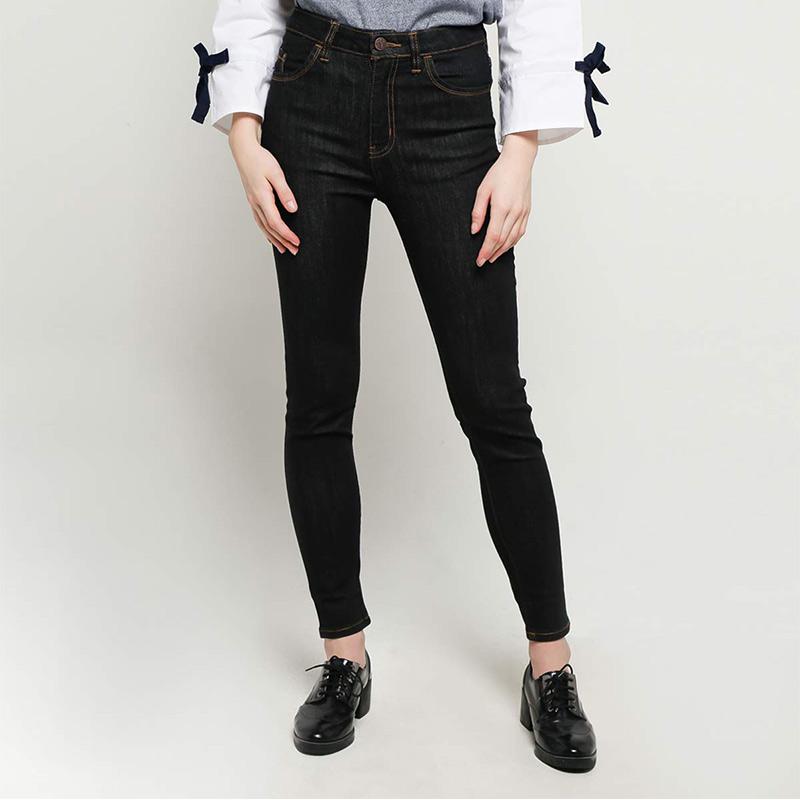 Rekomendasi Fashion Baju Putih Celana Jeans - Blibli Friends