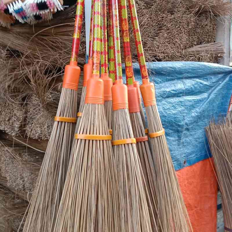 Jual Sapu Lidi Taman / Halaman Gagang Panjang Model Bulat Dan Oval Di ...