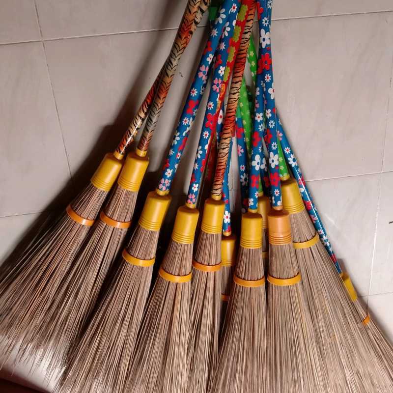 Jual Sapu Lidi Taman / Halaman Gagang Panjang Model Bulat Dan Oval Di ...