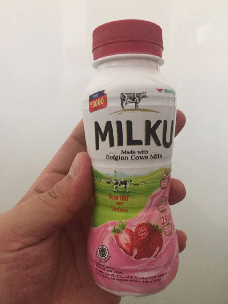 Jual MILKU Susu UHT Rasa Stroberi Strawberry Kemasan Botol [200 mL x 12 ...