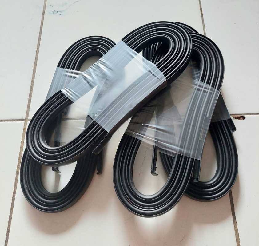 Jual Karet List Atap/list Moulding Roof/karet Roof Yaris Lama (kiri) Di ...