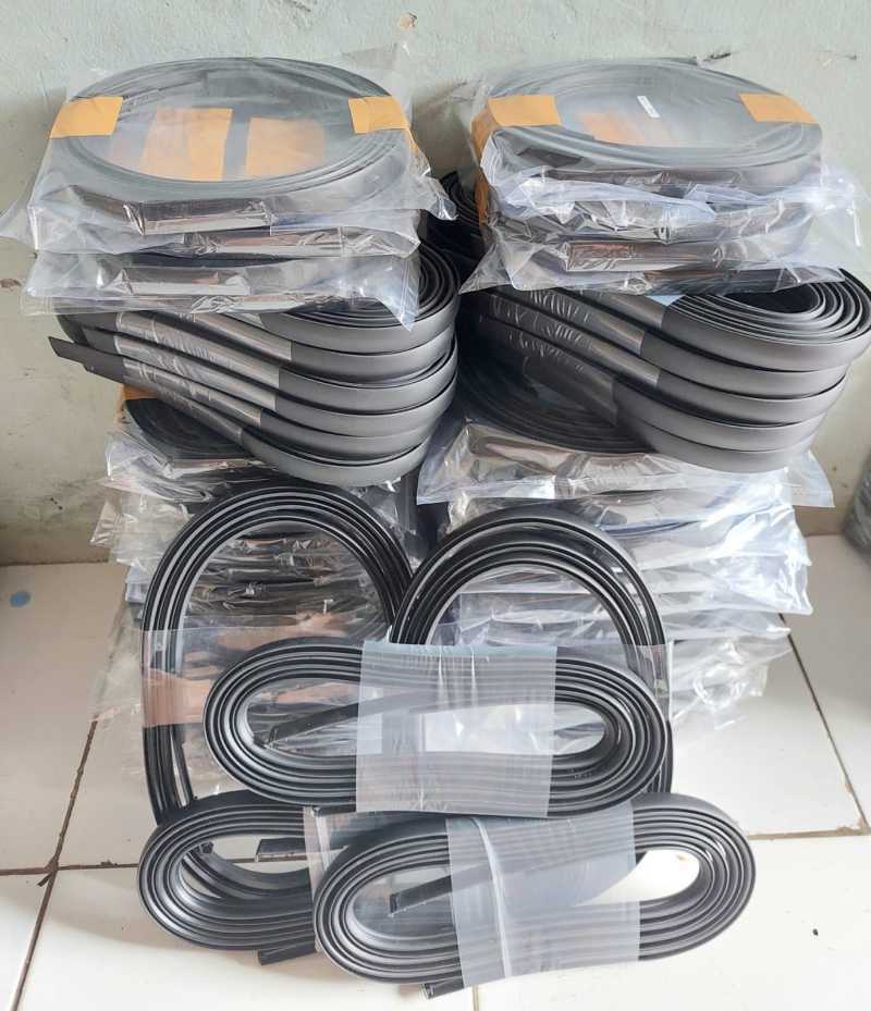 Jual Karet List Atap/list Moulding Roof/karet Roof Yaris Lama (kiri) Di ...