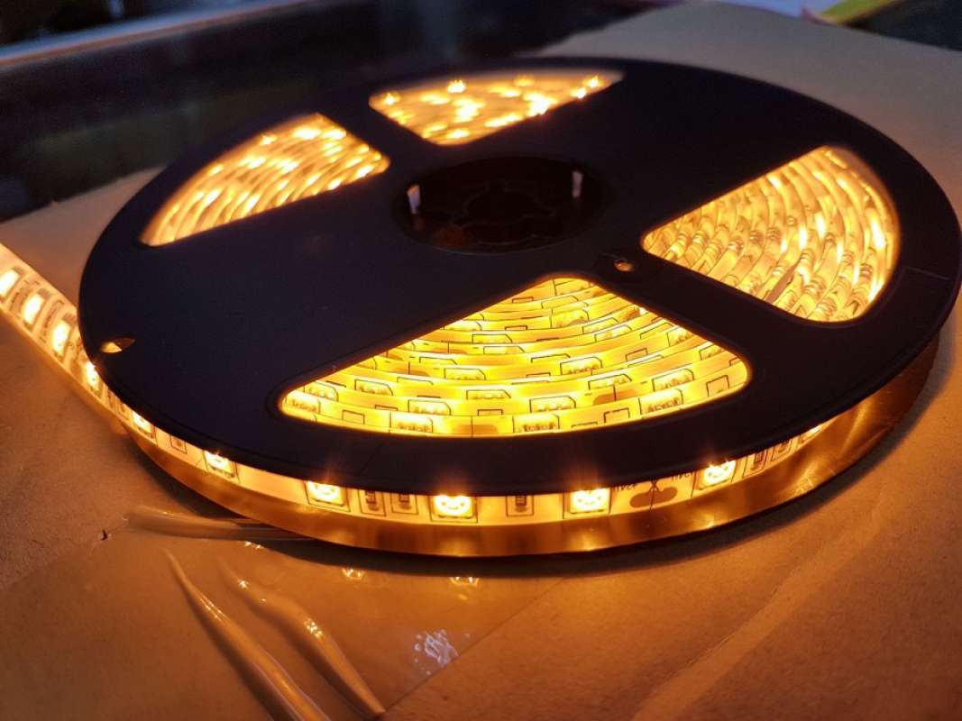 Promo 24V DC cahaya KUNING Flex Led Strip 5050 SMD waterproof 5 meter ...