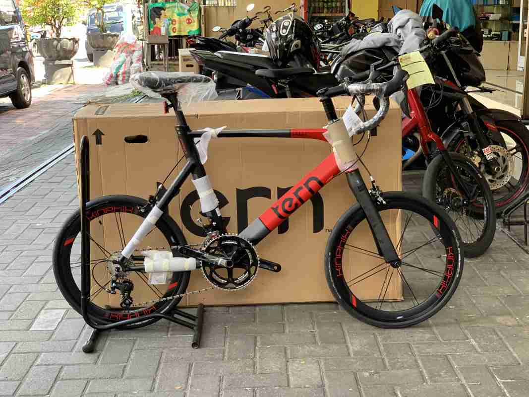 Jual Tern Surge Pro [22 inch] Sepeda Classic Japanese Minivelo 10 Speed - Black/Red 52 di Seller ...